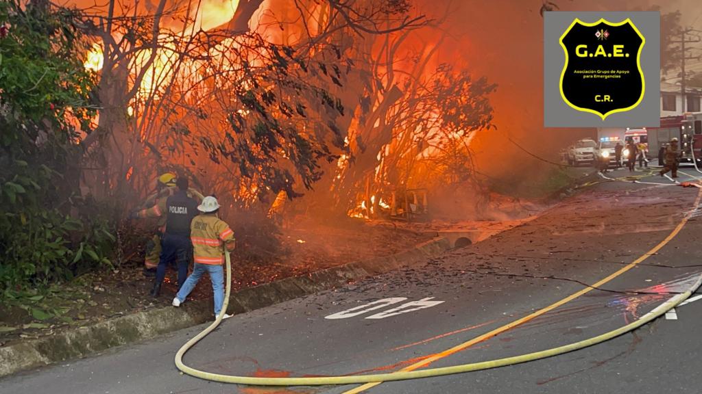 (VIDEO) Bomberos intentan controlar incendio en Sabanilla | CRHoy.com