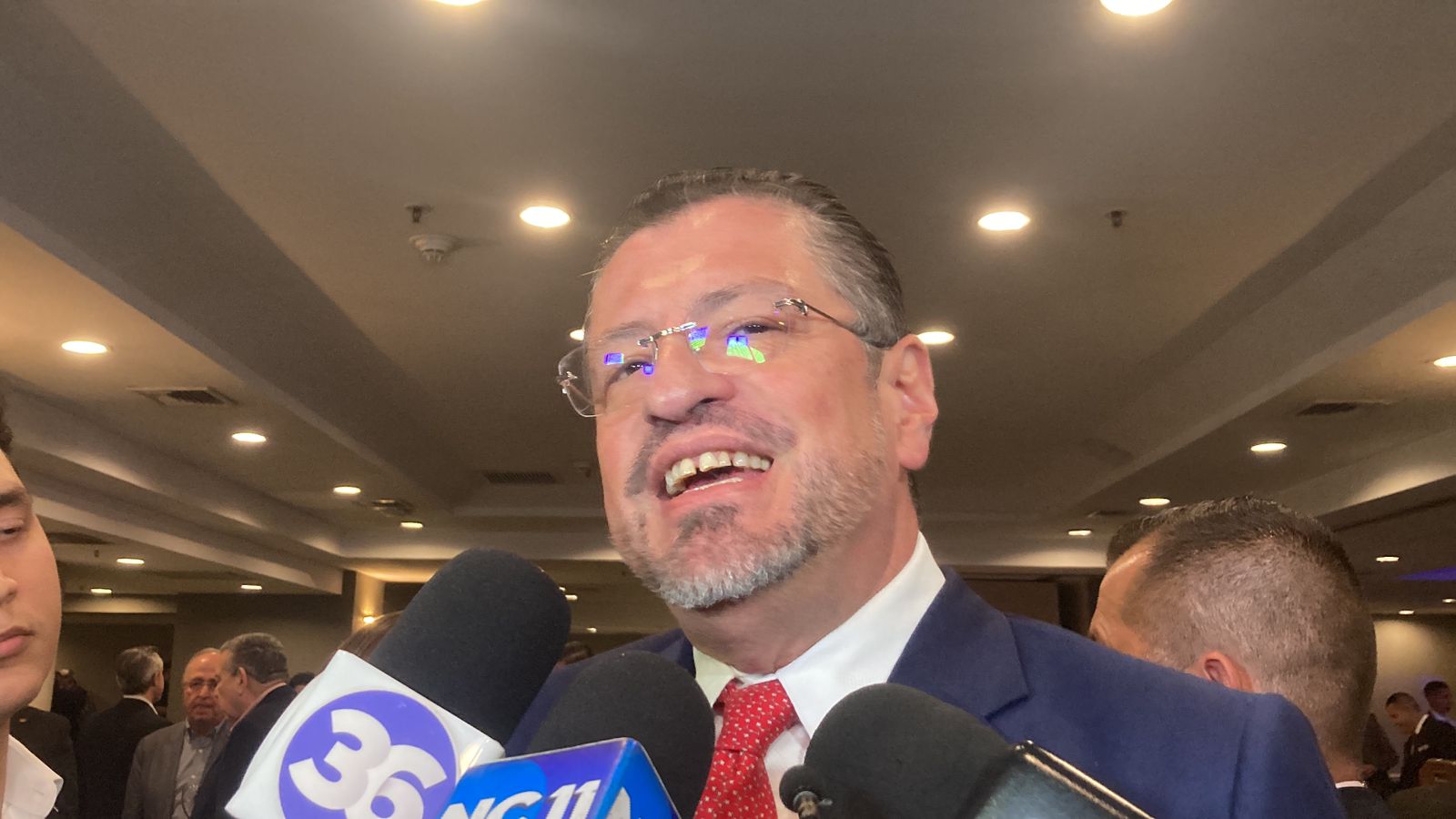 Chaves traslada a su equipo de seguridad decisión de cargar armas ...