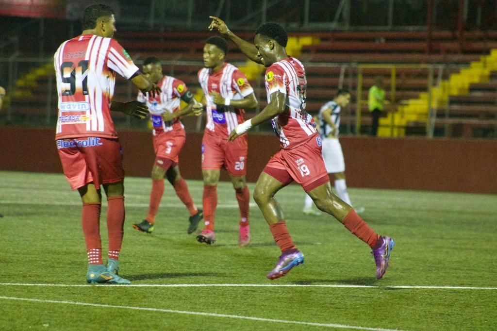 Santos deja a Sporting tambaleándose en zona de clasificación | CRHoy.com