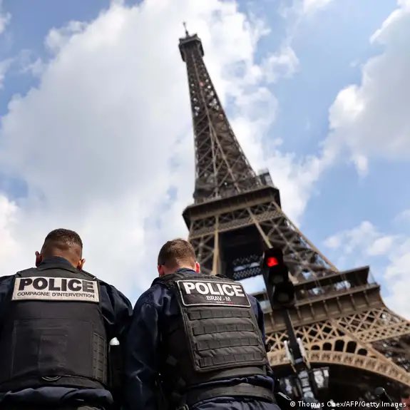 Dos turistas borrachos se infiltran en la Torre Eiffel y se quedan dormidos | CRHoy.com