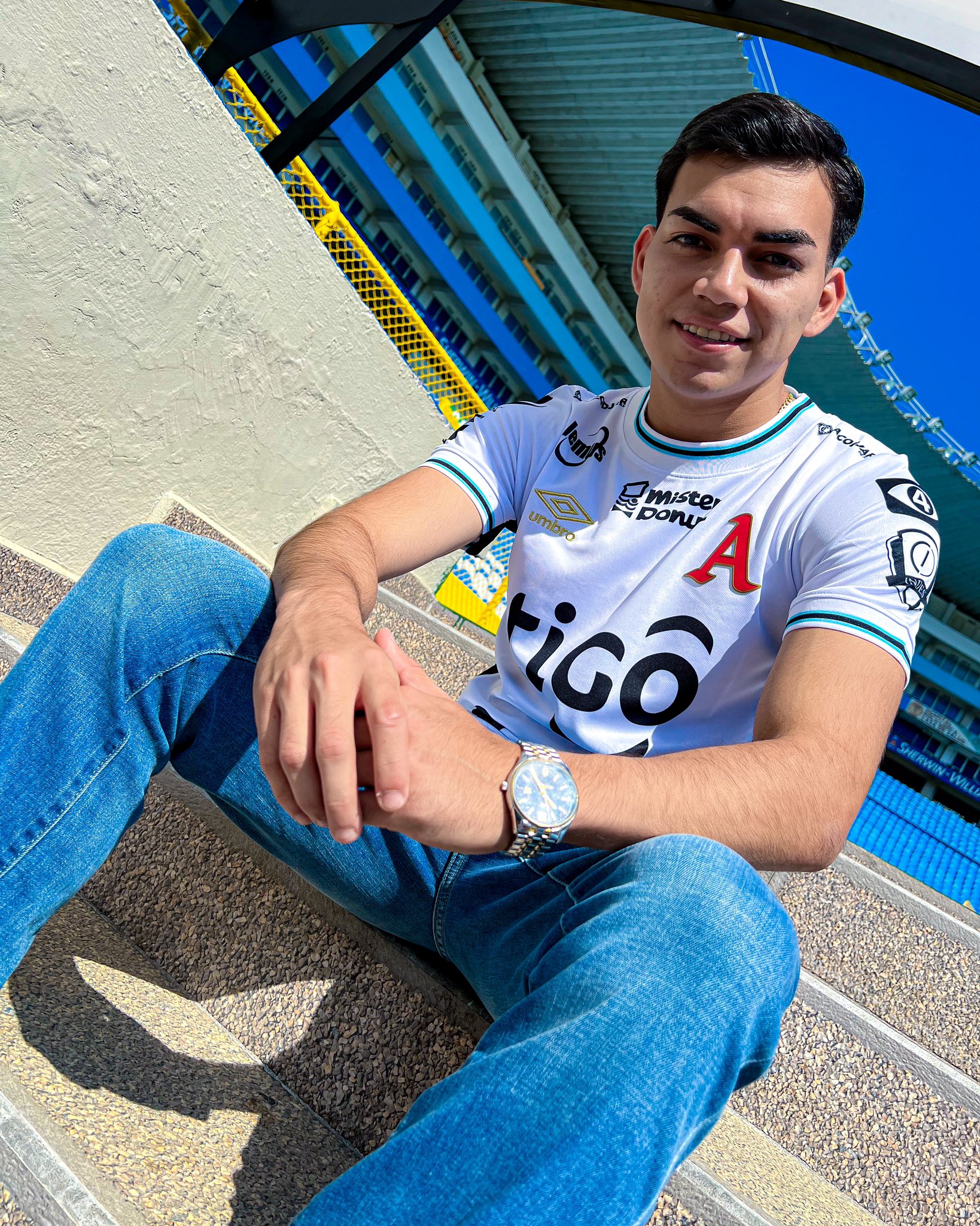 Leonardo Menjívar ya viste la camisa de su nuevo club | CRHoy.com