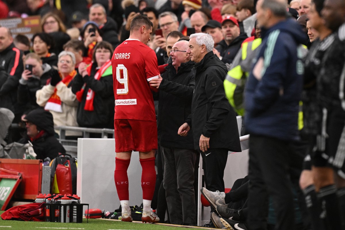 Eriksson cumple su “sueño” de dirigir al Liverpool en medio de su lucha ...