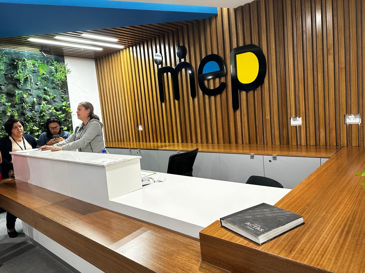 Docente tiene que viajar en bus de Turrialba a Tibás por atrasos en ...