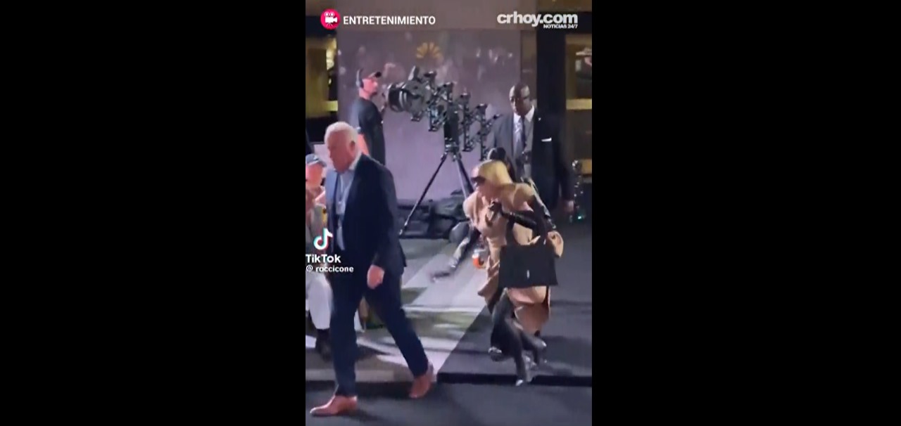 (VIDEO) La reina del pop casi termina en el suelo en un desfile | CRHoy.com