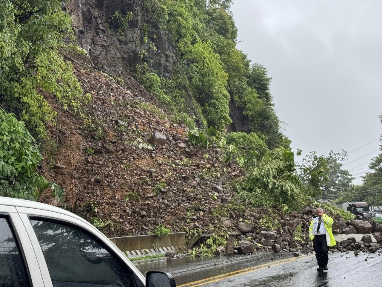 (VIDEO) Cierran paso por Costanera Sur tras derrumbes | CRHoy.com