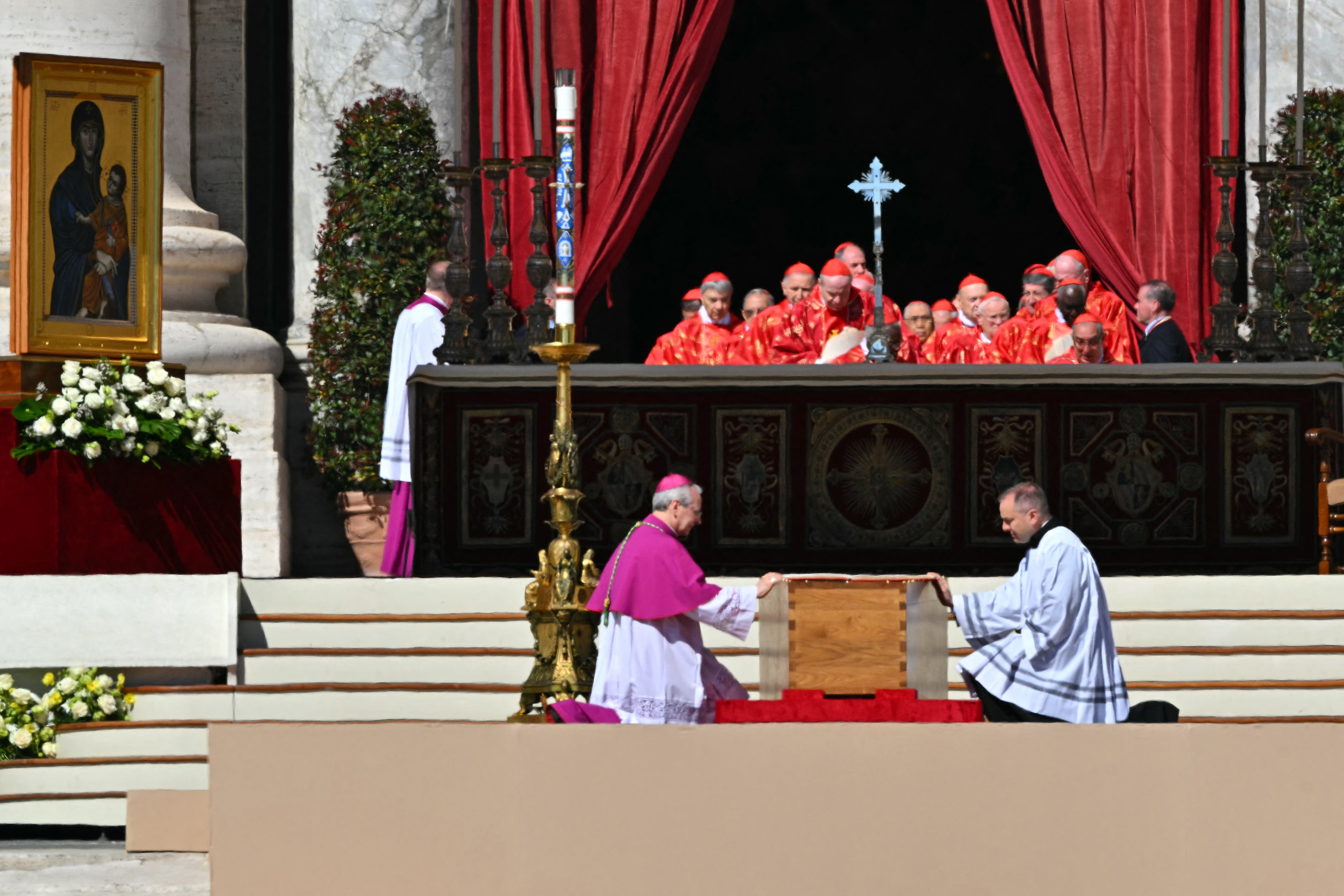 Migrantes, trans y prisioneros se despiden del papa Francisco | CR Hoy