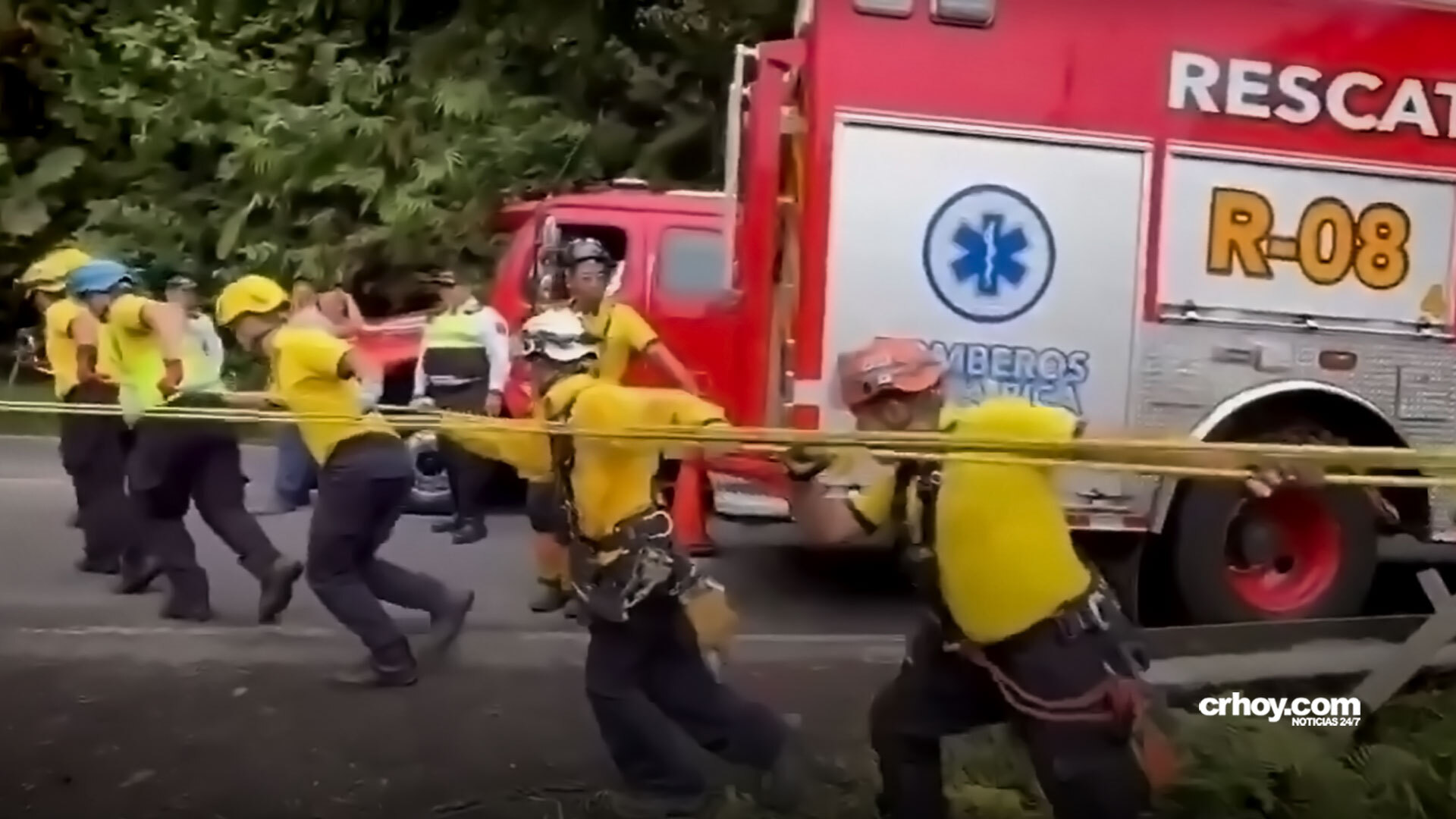 Video: Así fue el rescate del conductor que cayó a un guindo en la ruta ...